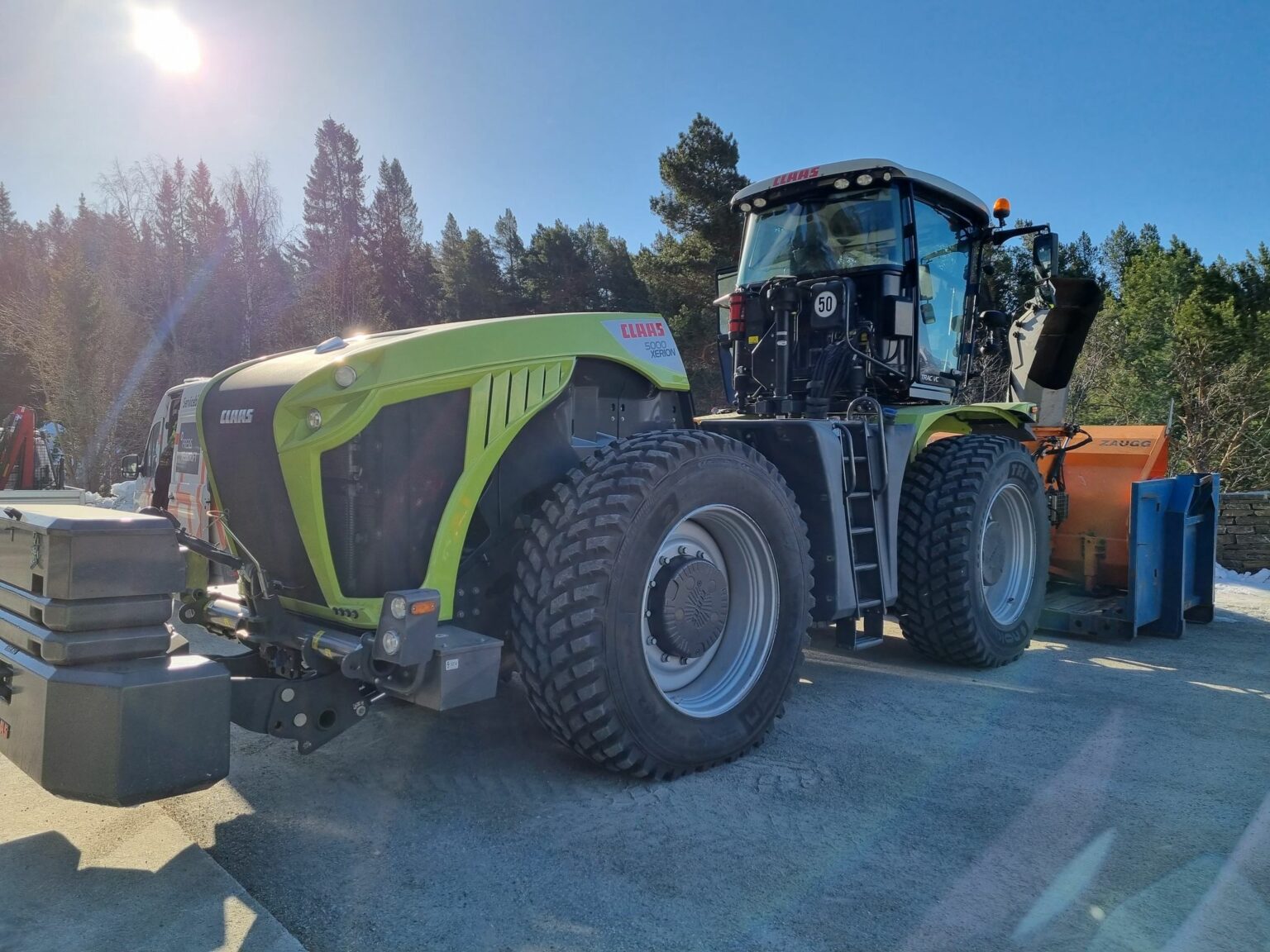 Fire CLAAS XERION på vei til den norske fjellheimen
